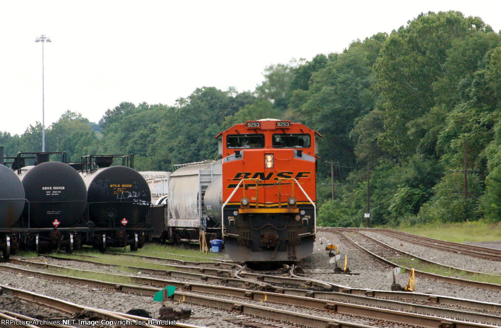 BNSF 9253 & 8946 on 38G